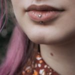 Пирсинг губы: фото, верхней, нижней, кольцо, монро, у девушки, как ...